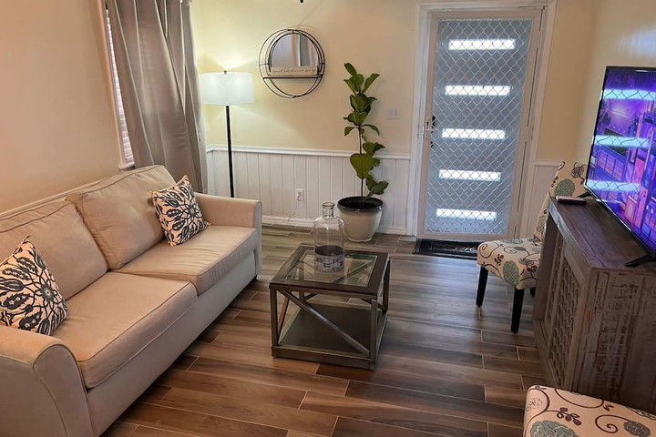 Cute, Clean And Cozy Cottage. 5 Minute Drive From Junkanoo Beach And Bay Street. - Nassau
