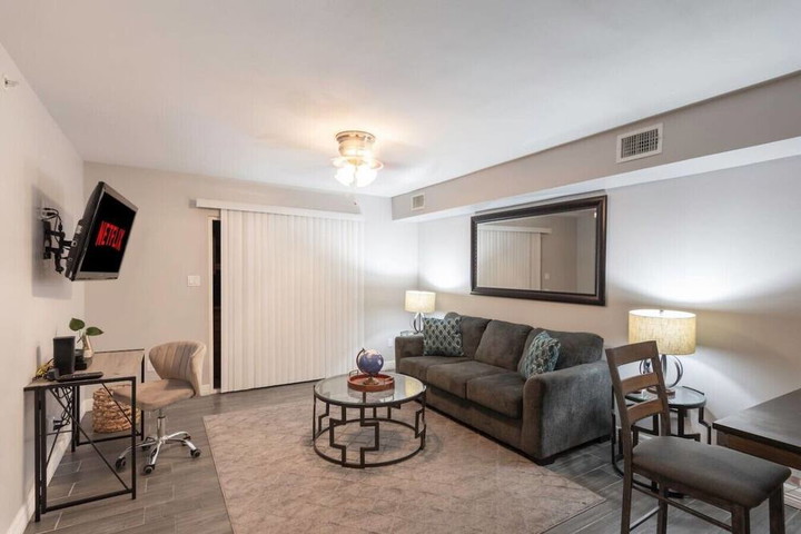 King Size Fast Wifi Central Workspace & Cozy - McAllen