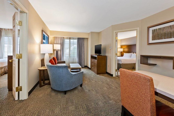 Accessible 2br Suite | Hot Breakfast + Pool Access - Michigan
