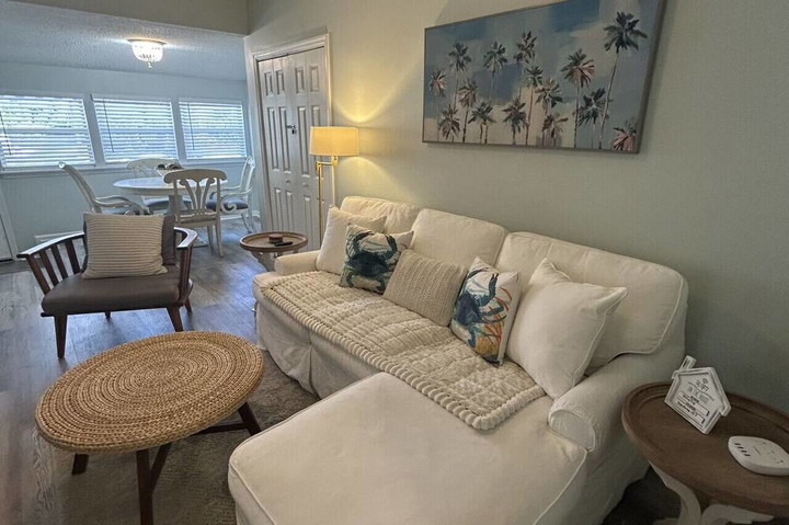 Sunshine House 2|1 Blk To Beach| Close To Mayo - Atlantic Beach, FL