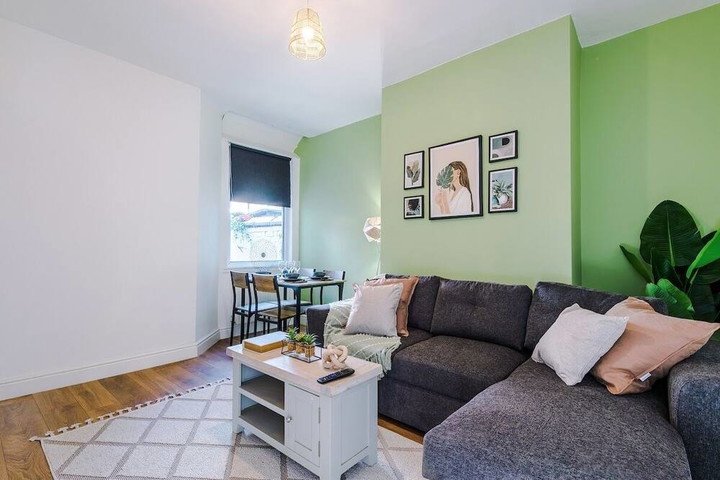 Stylish 3 Bedroom Home - Free Parking & Sleeps 8 - Salford