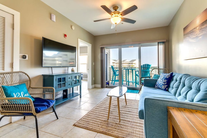 Bayfront Pensacola Beach Condo W/ Pool & Elevator - Gulf Breeze, FL