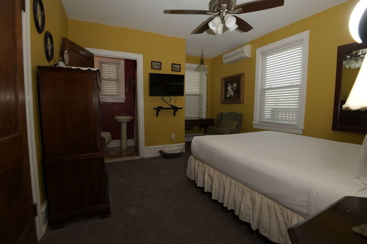Standard Queen Room 300 Feet From The Boardwalk And Beach With Parking And Full Breakfast - Atlantic City, NJ