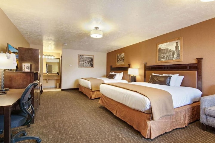 Your Home Away From Home! Free Breakfast, Free Parking, Swimming Pool! - Bryce Canyon City, UT