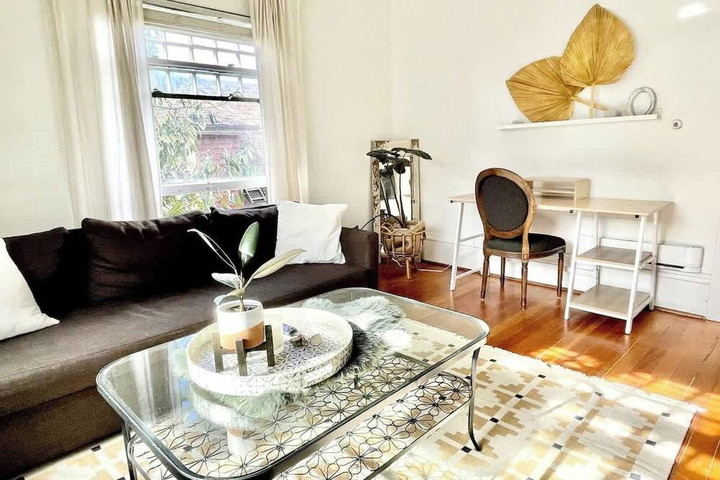 *King Bed* Charming 2 Bdrm Above Cafe! - Richmond