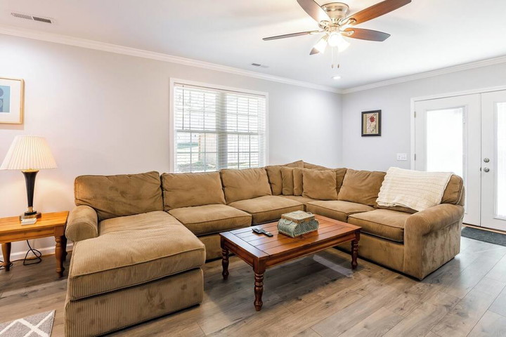 Cozy Home With A Modern Kitchen, Spacious Living, Serene Bedrooms, And A Private Deck For Relaxation - Blacksburg