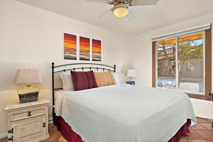 Fort Marcy 03 | Walk To Plaza | Kiva Fireplace | Full Kitchen | Hot Tub | Pool | Single Level - Santa Fe, NM