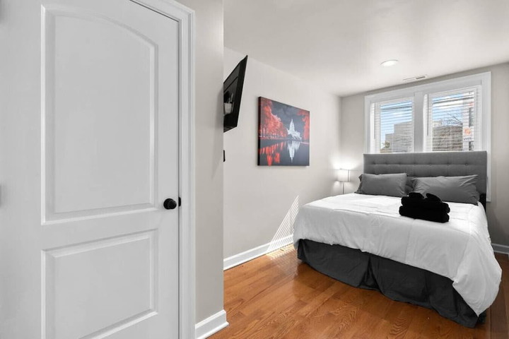 Private City Condo+ 2bd+1bath+free Street Parking - Washington, D.C.