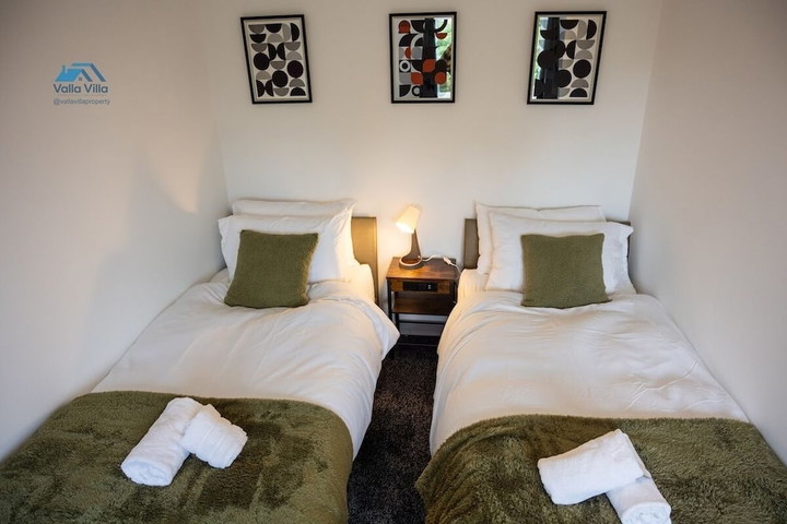 The Pines Villa 14 | Spacious 3br | Cinema, Games & Ev | Parking | Sleeps 10+ - Buckinghamshire