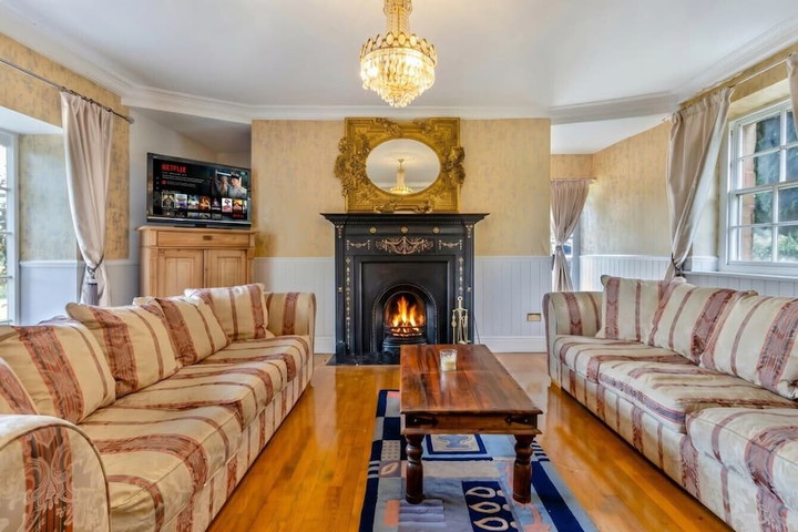 Historic 6-bed Manor Sleeps 12 · Four-posters & Fireplaces Near Ironbridge - Telford