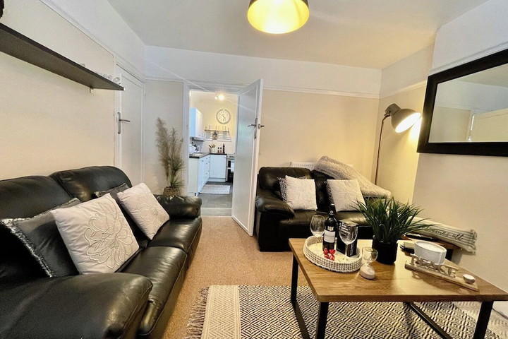 Delightful 2 Bed Detached Home With Secure Parking - Stafford