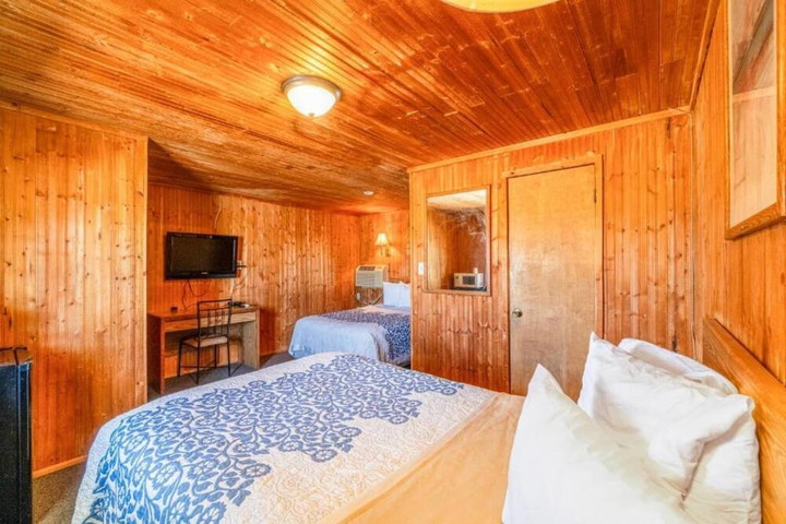 La Crosse Ks | 2 Queen Bed - Kansas (State)