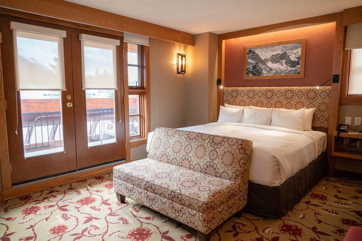 King Suite W/ Fireplace, Mountain Views & Sauna - Banff, AB, Canada