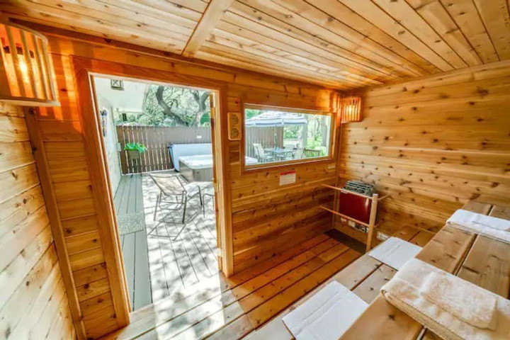 Under The Oaks, A Charming, Romantic Retreat With Hot Tub And Sauna - San Antonio, TX