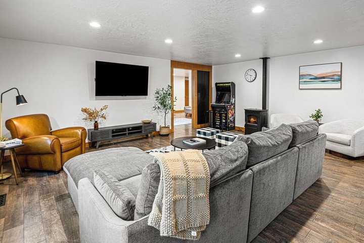 Stunning Single Level Home, Hot Tub, Fenced Yard, Pet Friendly - Oregon
