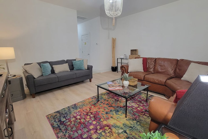 King Bed And 4 Twins In A 3 Br 2.5 Bath Sleeps 6 Heart Of Downtown Raleigh - Raleigh, NC