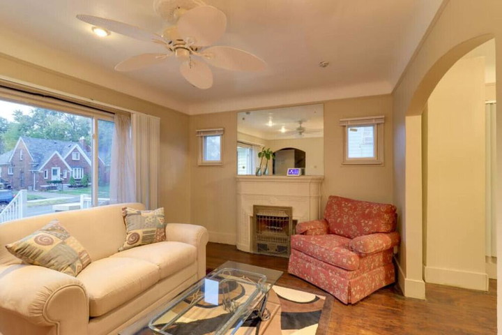 Detroit 4br Home | Sleeps 8 + Basketball Hoop - Dearborn, MI