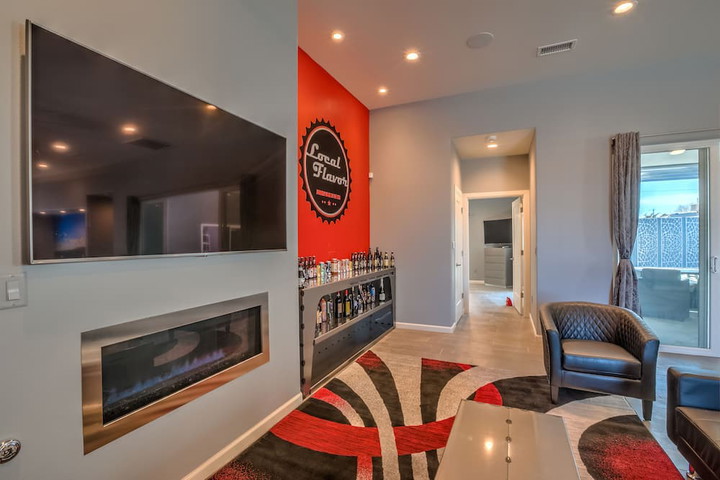 Local Flavor: 3 King Beds, Hot Tub, One Floor - Albuquerque, NM