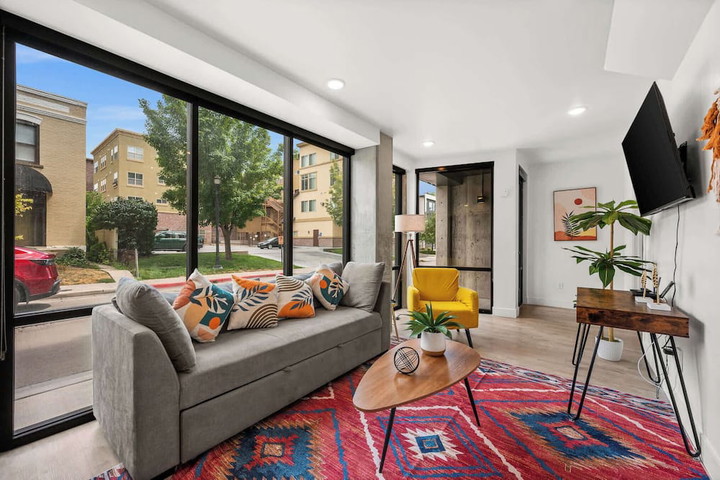 Prime Location Rooftop, Pool, Hot Tub & Gym - Salt Lake City, UT