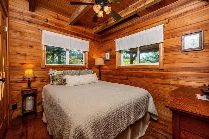 Cabin W/ Pond, Hot Tub & Near Iu & Nashville 2br, 1ba - Indiana (State)