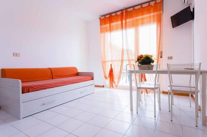 Three-room Apartment Of 55 Sqm, Consisting Of A Large Living/dining Area With Equipped Kitchenette And Sofa Bed With 2 Pull-out Single Beds, A Double Bedroom, A Bedroom With 2 Single Beds, Bathroom With Shower And Private Balcony Complete With Table And - Carrara