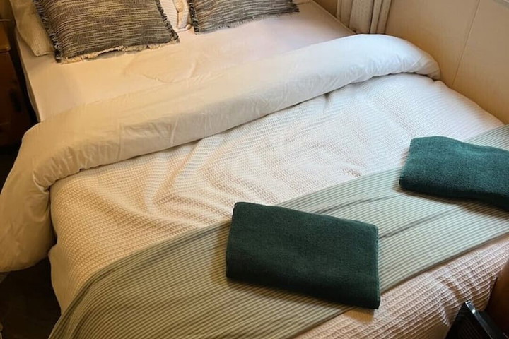Station House Retreat With Private Hot Tub - Barnsley