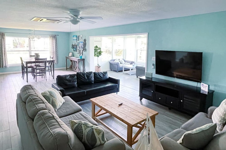 Waterfront Freshwater Paradise With Pool! Swim With Manatees In Our Backyard! - Crystal River, FL