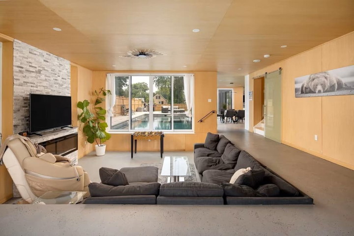 Enjoy Your Own Private Pool And Backyard Oasis In Windsor - Windsor, ON, Canada