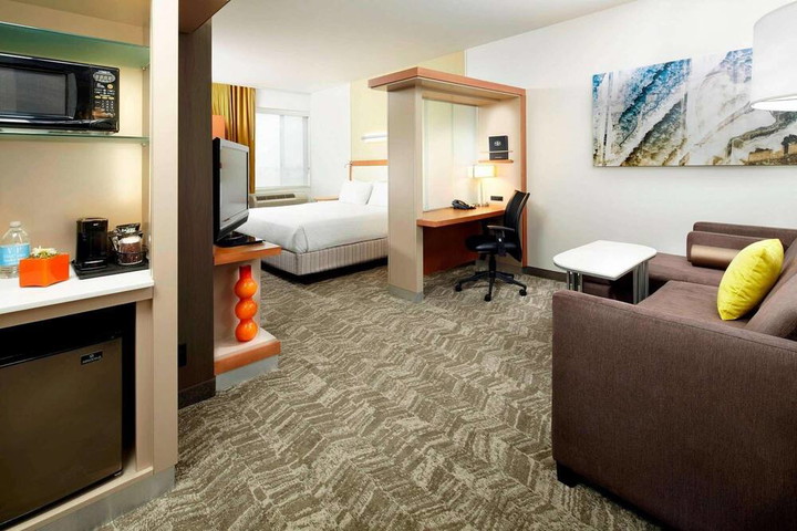 Near Naval Station Great Lakes + Breakfast & Pool - North Chicago, IL