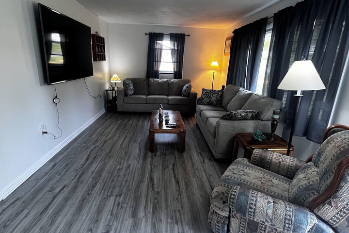 Spacious 4-bedroom House With Large Back Yard Near Bristol Motor Speedway - Blountville, TN
