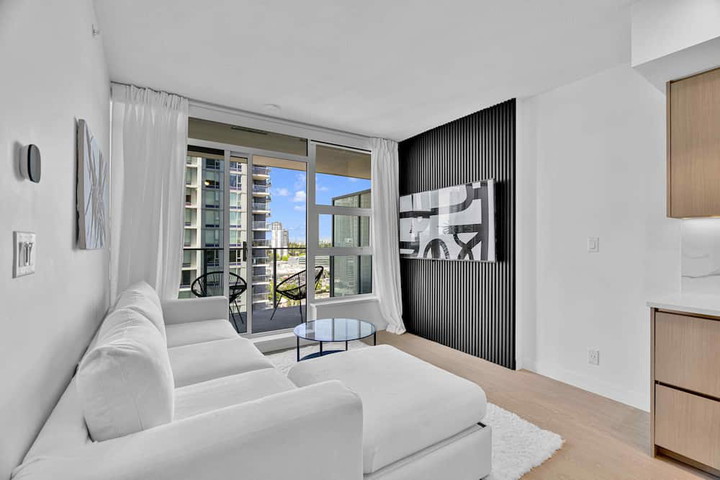 Cloud 9 -Luxury High-rise With Resort Style Amenities -Pool, Sauna & Steam Room - Surrey