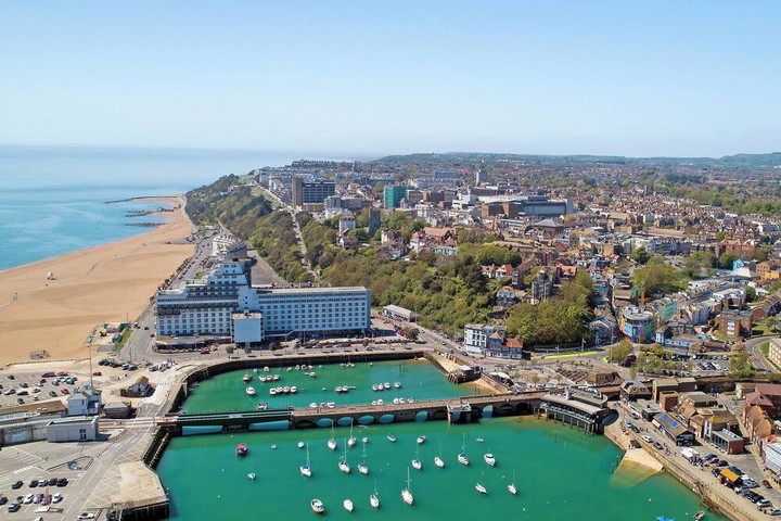 Minutes From Folkestone Central Station And Modern Flat With Three Bedrooms. - Folkestone