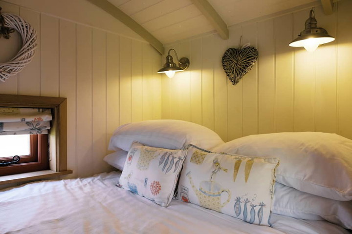 Shepherd's Hut- Hot Tub- Wellness Spa- Wood Burner - Lincolnshire