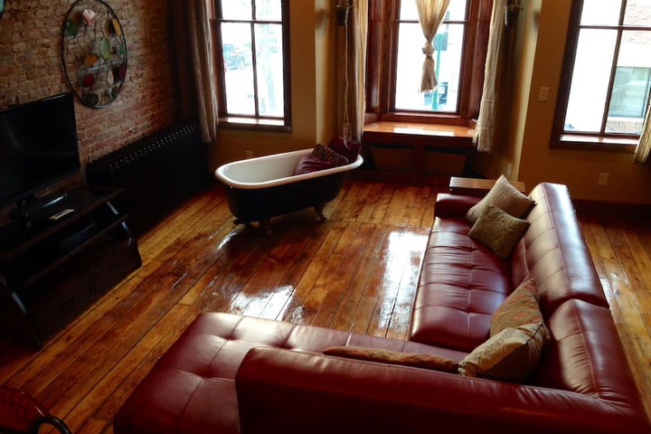 The Nest: Beautiful Apartment Style Lodging In The Heart Of Downtown Decorah. - Decorah, IA