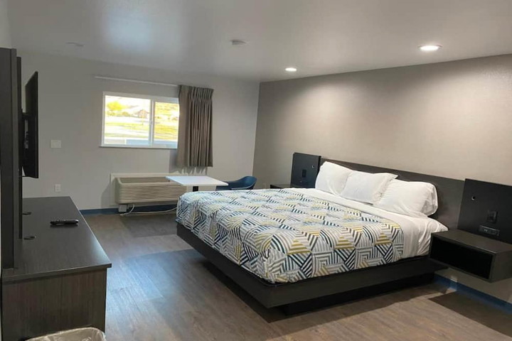 1 Lit King | Non-fumeur, Micro-réfrigérateur - Bullhead City, AZ