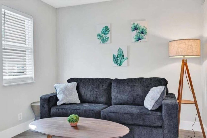 Rustic Retreat | Pool, Parking & Las Olas - Fort Lauderdale, FL