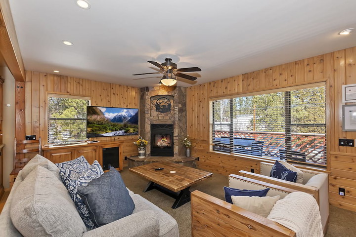 Huge Lake Lodge- 6bd, 4bath, 5 King Bedrooms! Lake Views, Free Trolley #5709 - Big Bear Lake, CA