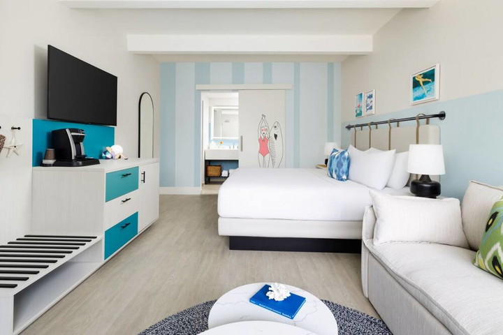 Colorful Stay At Blue Flamingo | Poolside Bar, Lawn Games, Music & Fire Pits - Stock Island, FL