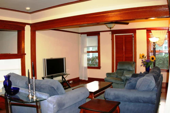 Classic Craftsman Home In The Heart Of Hollywood Location Location Since 2014. - Beverly Hills, CA