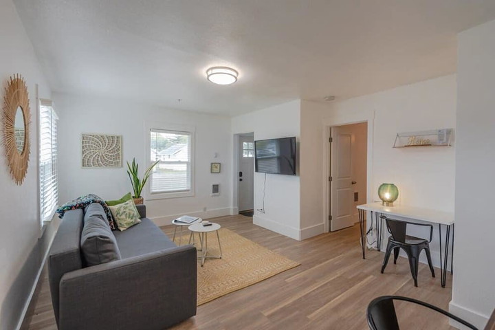 Charming Modern Cottage, Downtown @Pinpointstays - Coos Bay, OR
