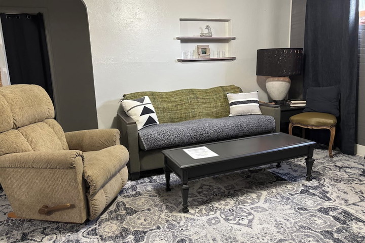 Cozy European Cafe Style Downstairs Full Apt. - 1 Block To Uw - No Smkg, No Pets - Wyoming