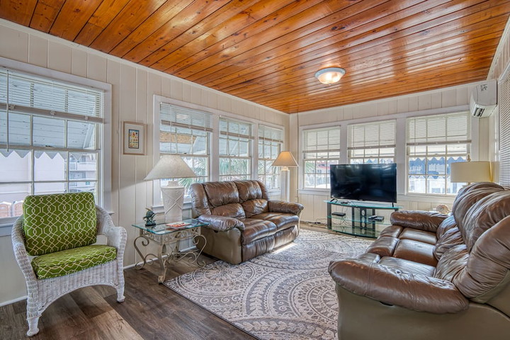 Affordable Ocean View 2bd - Walk 2 Beach - Pet Friendly - South Carolina
