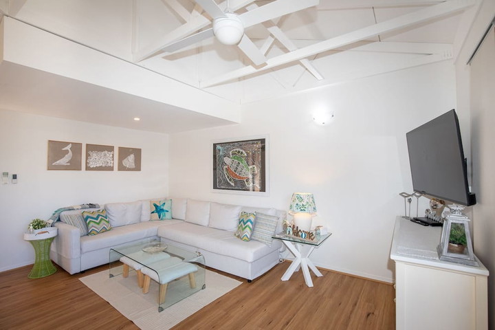 Straddie Breeze - A Gorgeous Fully Renovated Beachside Apartment - North Stradbroke Island