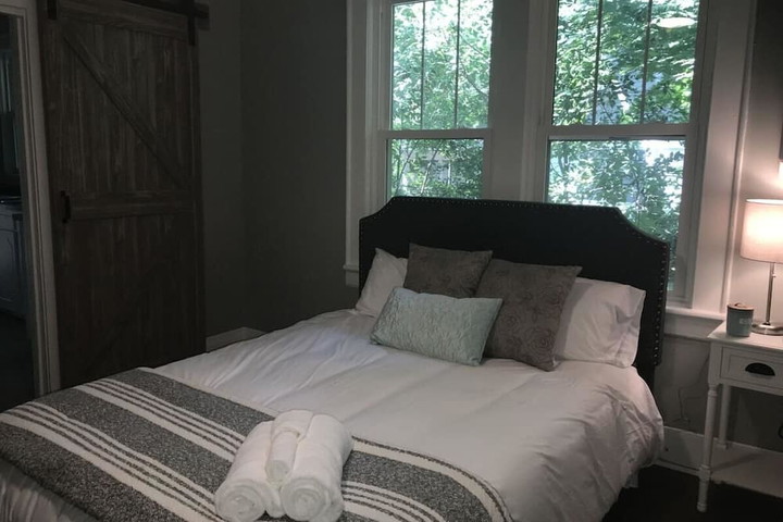 Cozy Bungalow Near Duke & Dining, Walkable Area - Chapel Hill, NC