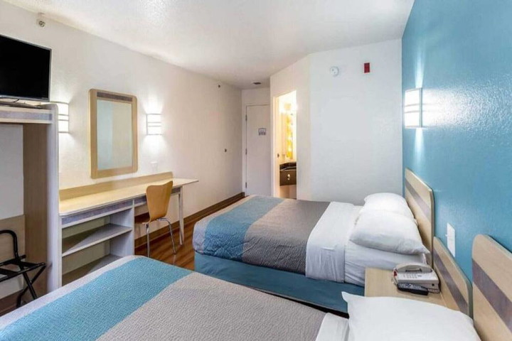 2 Full Beds | Non-smoking, Micfridge - Belleville, IL