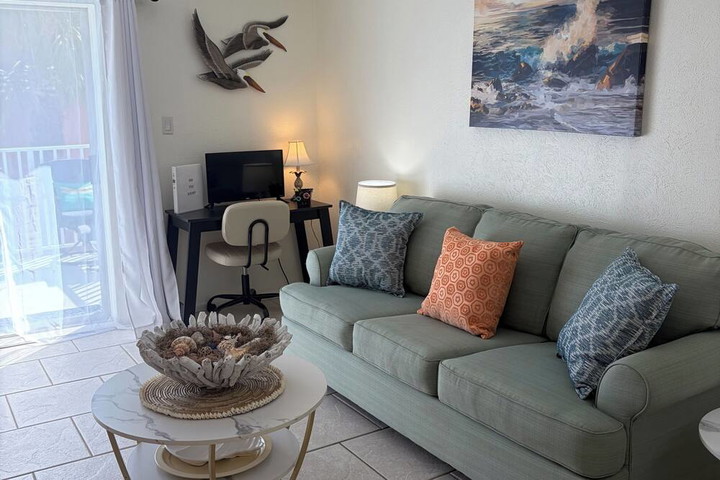 Gorgeous 1 Br Top Floor + Private Beach + Pools + Hot Tub Washer Dryer + Balcony - St. Petersburg, FL