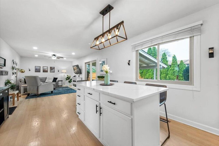In-ground Pool And Hot Tub! Fenced Yard, Pet Friendly Home. Near Town! - Crystal Lake, IL