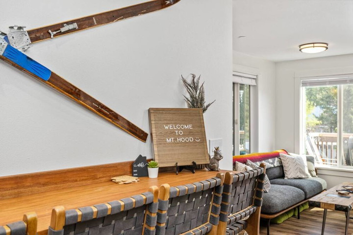 Impeccable Custom Furnishing And Design, Pet Friendly, Bbq, One Block From Center Of Government Camp - Mount Hood, OR