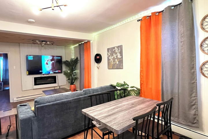 Electric City Mid-term Downtown Apartment - Schenectady, NY