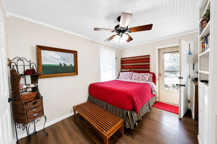 Romantic Luxury Cottage Rental For Two With Fireplace In Texas Hill Country - Georgetown, TX